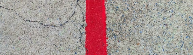 ¿Qué significa la línea roja continua en carretera?